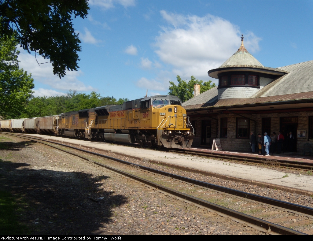 UP 8169 Leads the QNPINP